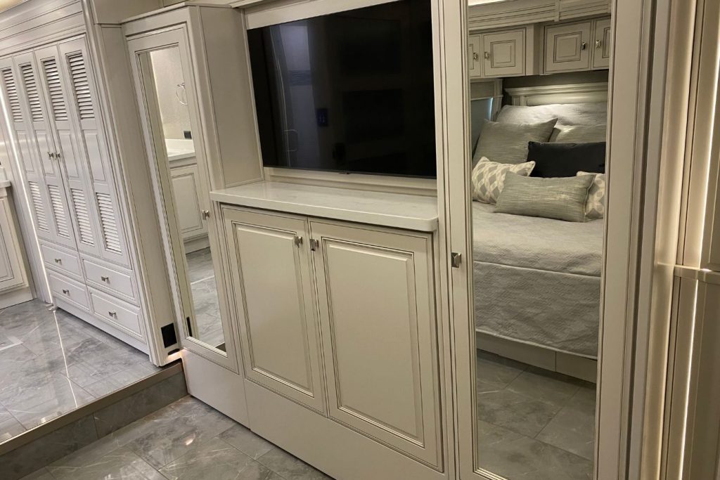 American Coach RV: Spotlight | National Indoor RV Centers