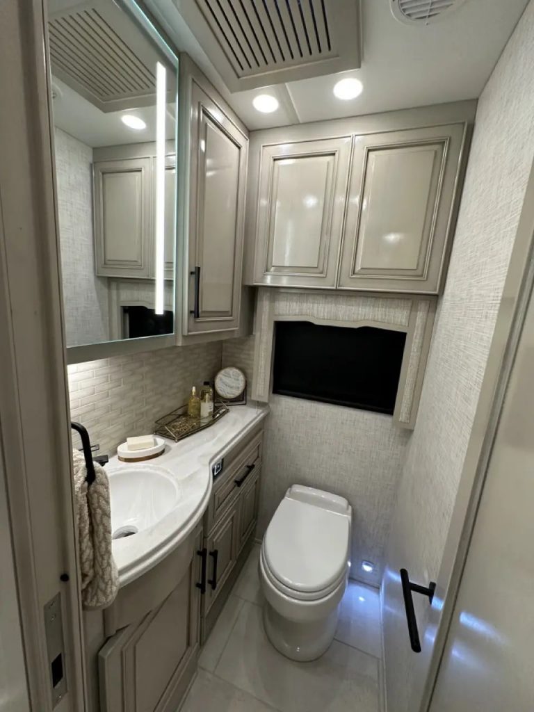 2024 Newmar London Aire RV Tour with Angie Morell - National Indoor RV ...