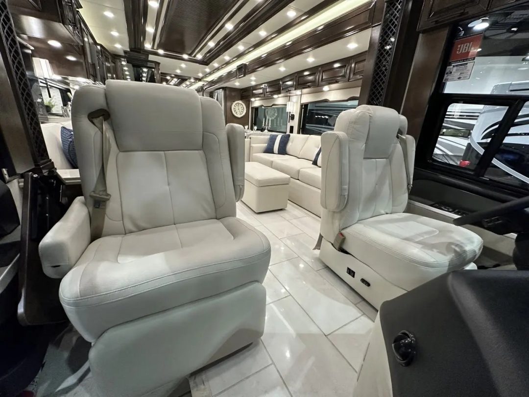 2024 Newmar London Aire RV Tour with Angie Morell - National Indoor RV ...