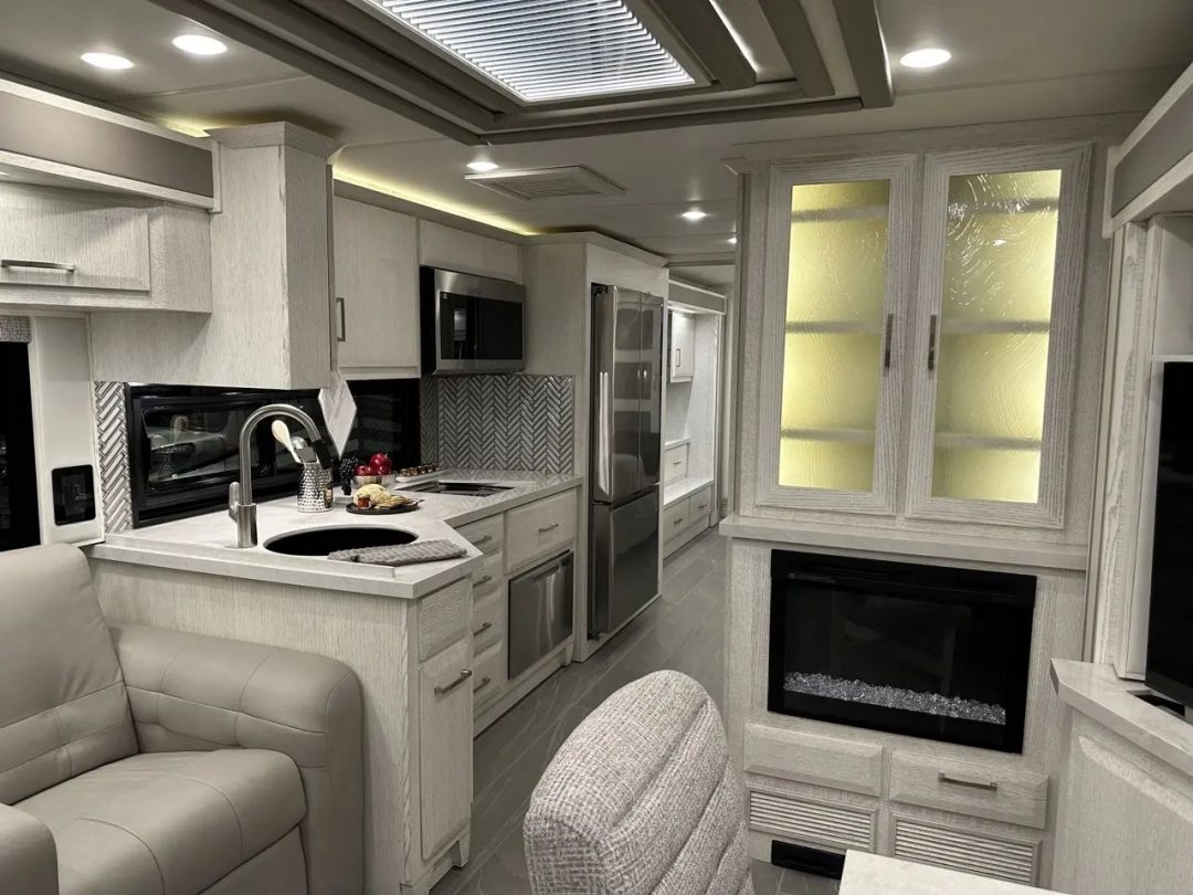 2024 Newmar New Aire RV Tour with Angie Morell - National Indoor RV ...